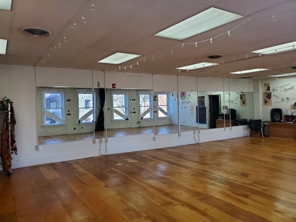 Dance studio with mirror, speakers, waiting area, mats, portable barres ...